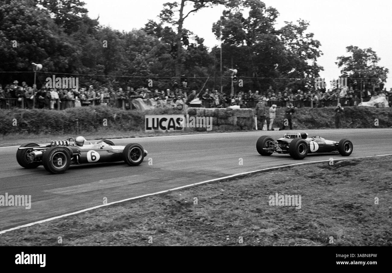 Der vierte Platz Jim Clark (GBR) Lotus 33 führt Denny Hulme (NZL ...