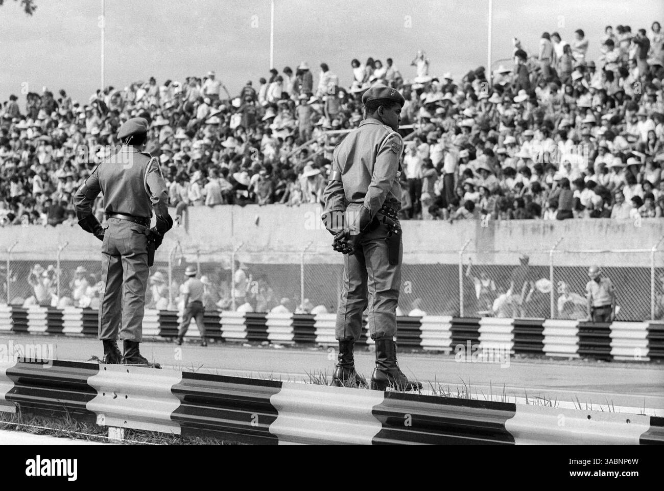 Zwei Soldaten halten sich vor dem Start des Rennens vor den Schranken ...