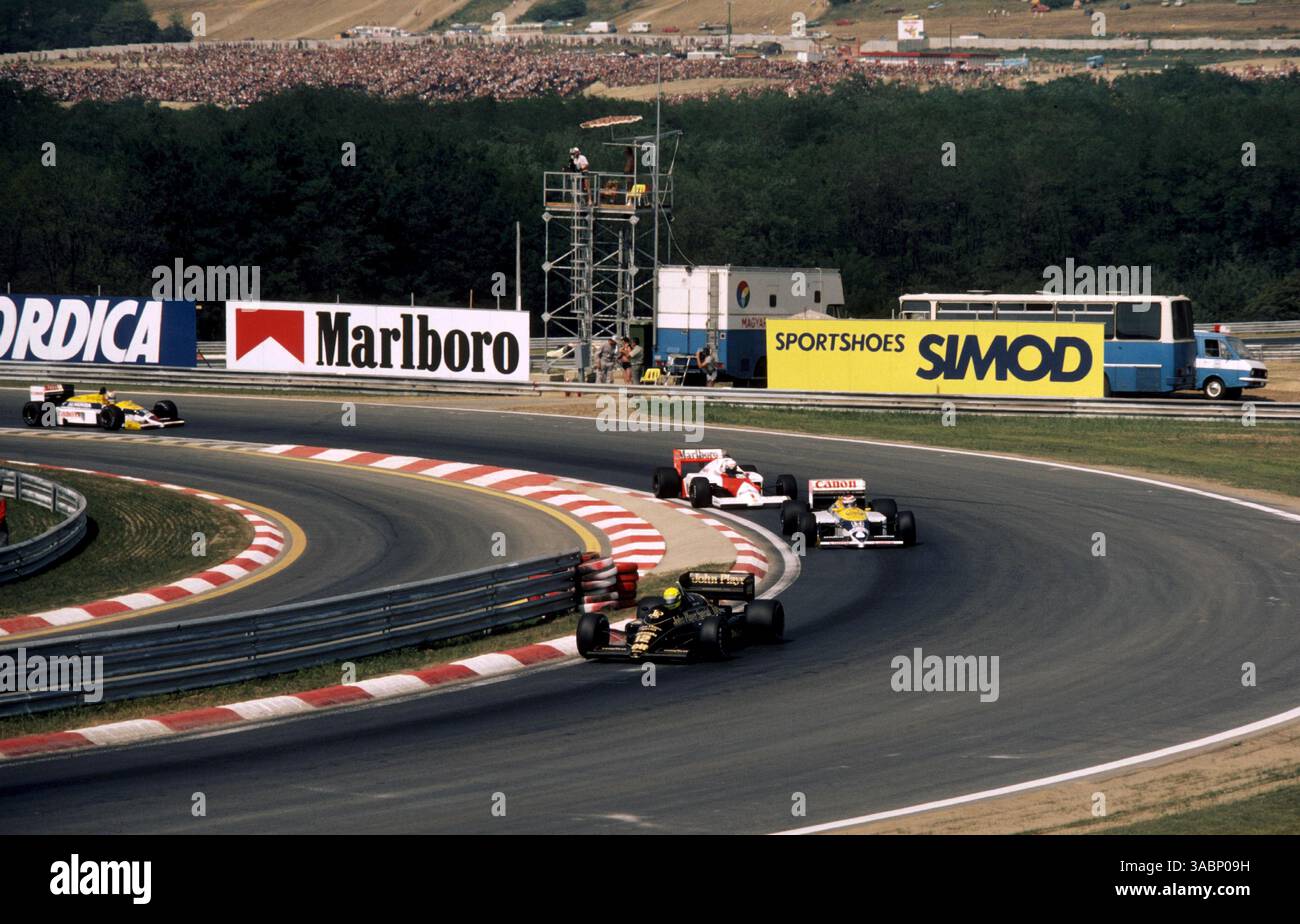 Ayrton Senna (BRA) Lotus 98T führt den späteren Gewinner Nelson Piquet ...