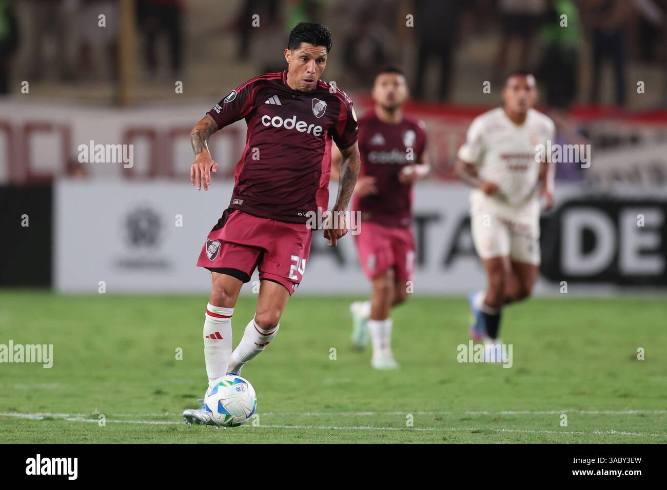 Lima, Peru. April 2025. Enzo Perez von River Plate während des CONMEBOL Libertadores Matches ...