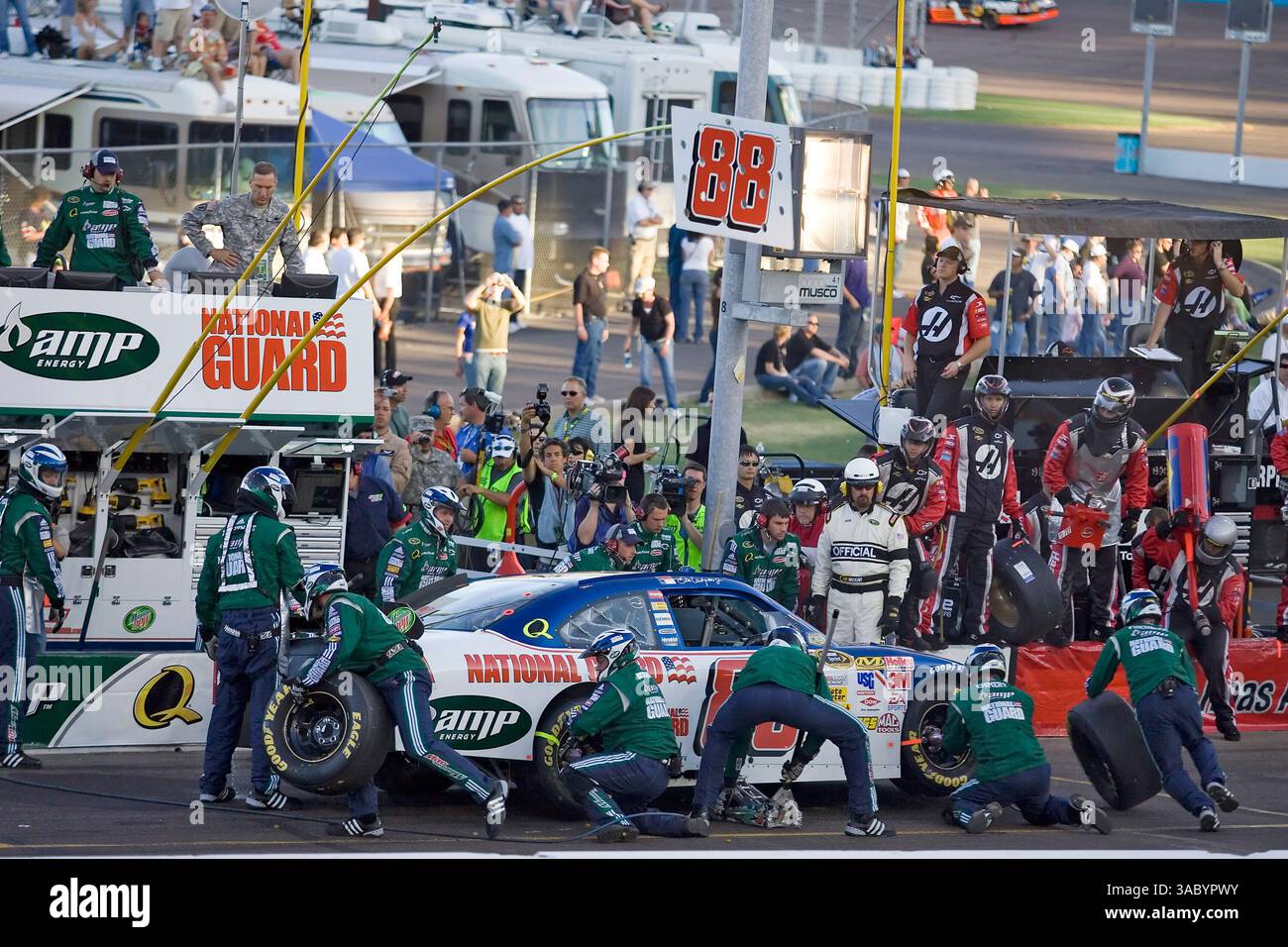 April 2008 - Phoenix, AZ, USA - DALE EARNHARDT JR. Er bringt seine #88 ...
