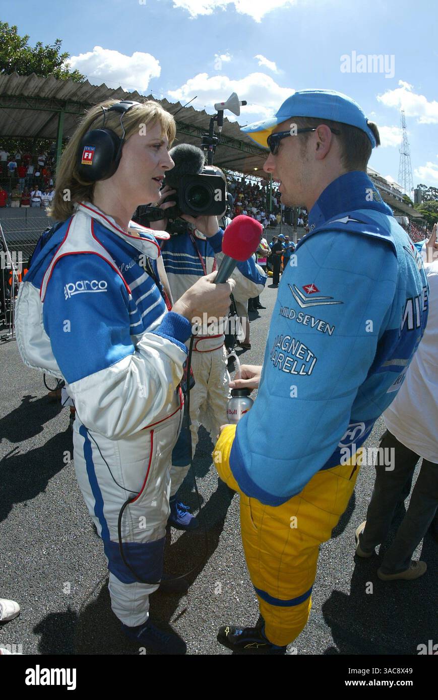 Jenson Button (GBR) Renault F1 wird von Louise Goodman von ITV ...