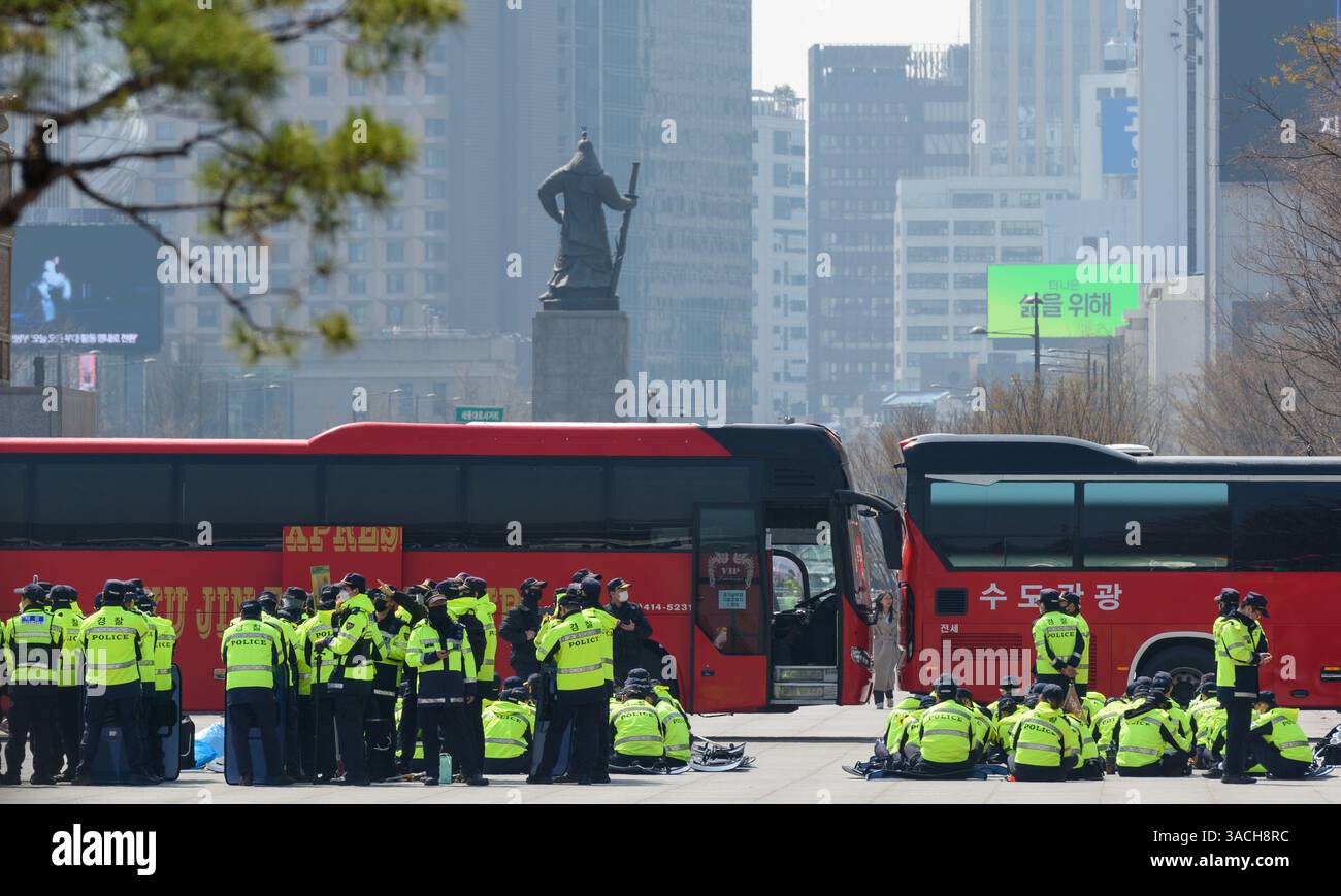 Seoul, Südkorea. April 2025. Eine Mauer wird mit einem Touristenbus ...