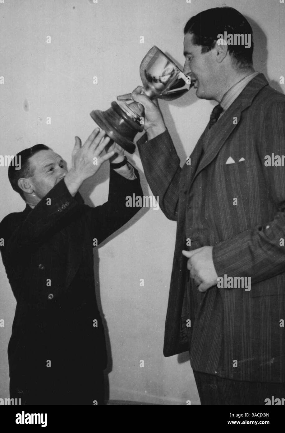Cup Besitzer und Jockey Midget Jockey, Harold Badger, hilft 6 Fuß. 6 ...
