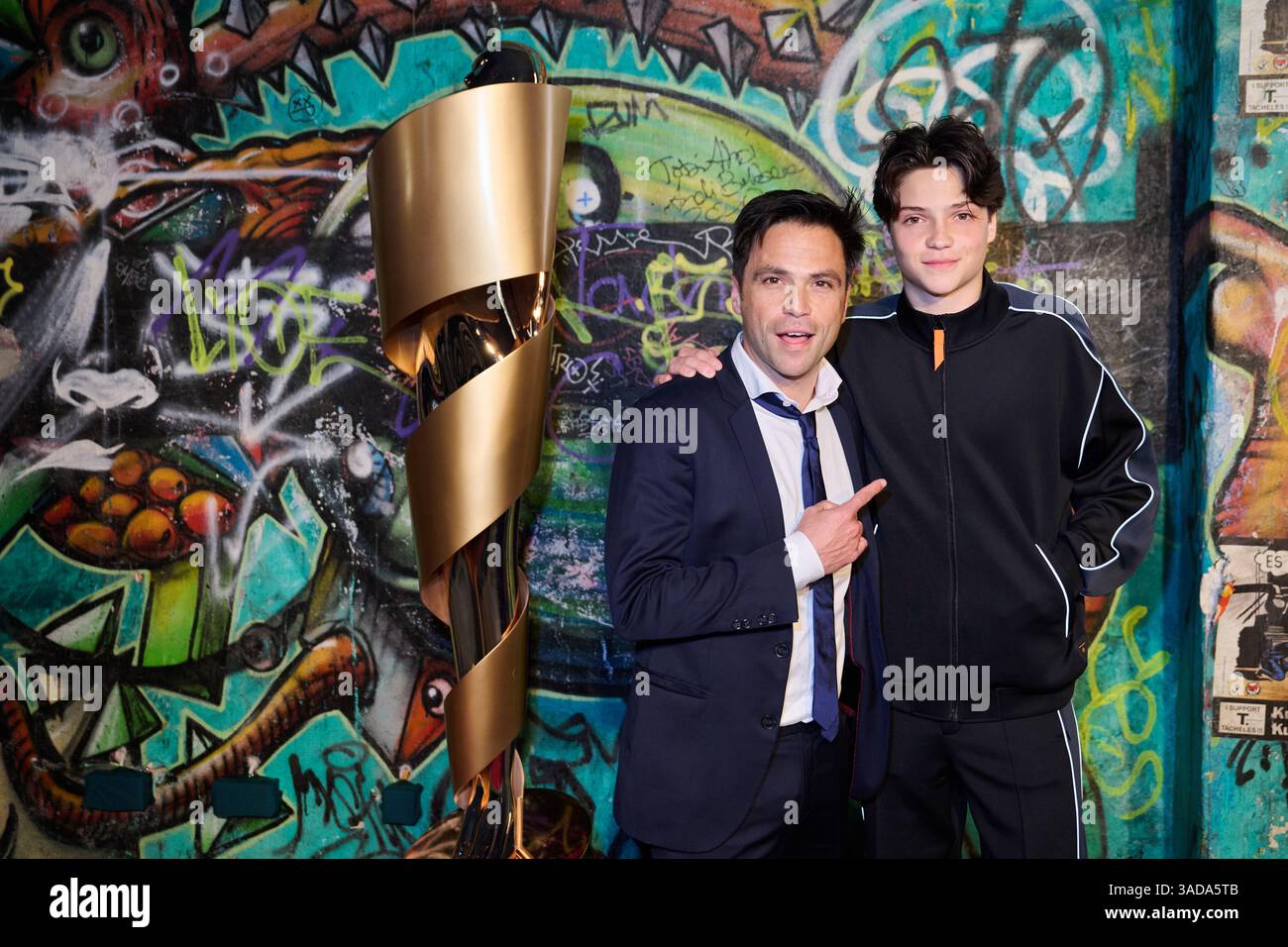 Berlin, Deutschland. April 2025. Schauspieler Emile Cherif kommt mit ...