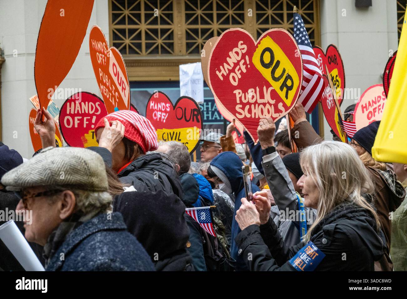 Demonstranten der „Hands Off“ nehmen am 5. April 2025 an einer ...