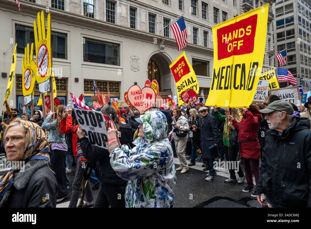 Demonstranten der „Hands Off“ nehmen am 5. April 2025 an einer ...