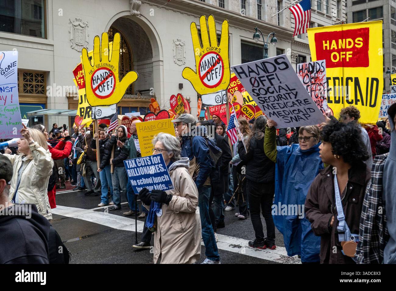 Demonstranten der „Hands Off“ nehmen am 5. April 2025 an einer ...