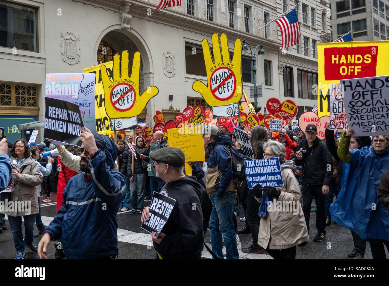 Demonstranten der „Hands Off“ nehmen am 5. April 2025 an einer ...
