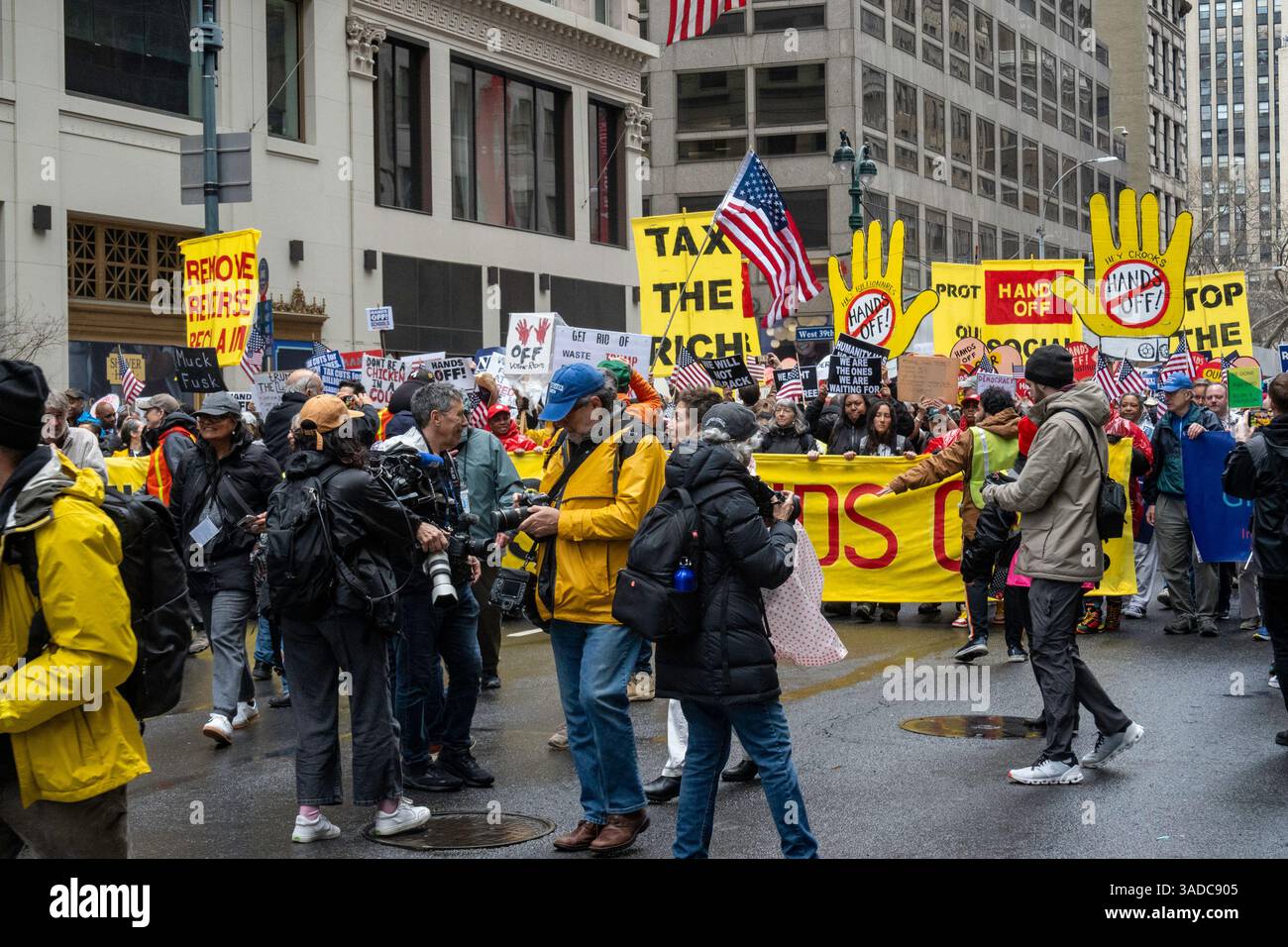 Demonstranten der „Hands Off“ nehmen am 5. April 2025 an einer ...