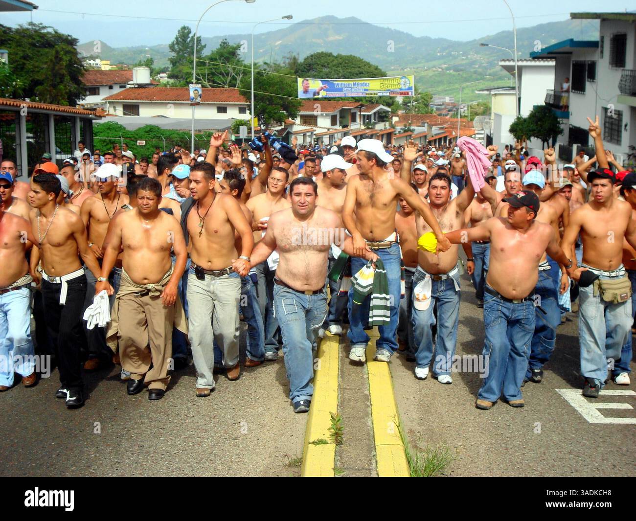 07/07/2008) Pese al cerco policiales y militar, los manifestantes ...