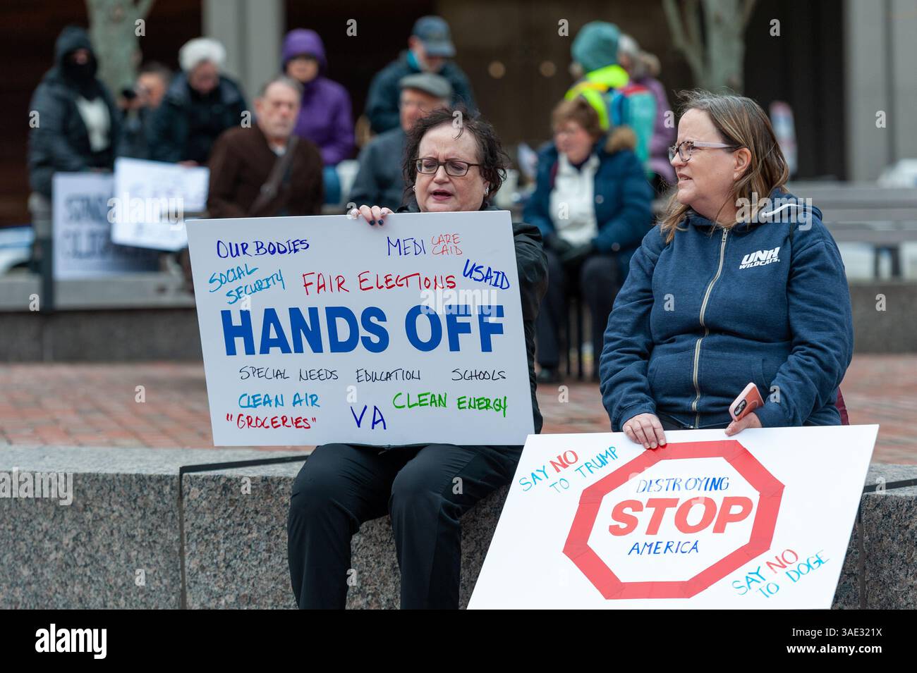 Hände Weg! Eine Demonstration auf dem Boston City Hall Plaza ...