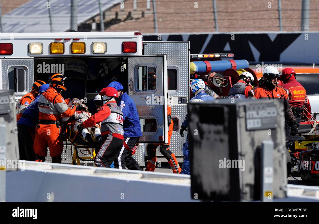 16. Oktober 20011: Dan Wheldon, Fahrer der Izod IndyCar Series, wird in ...