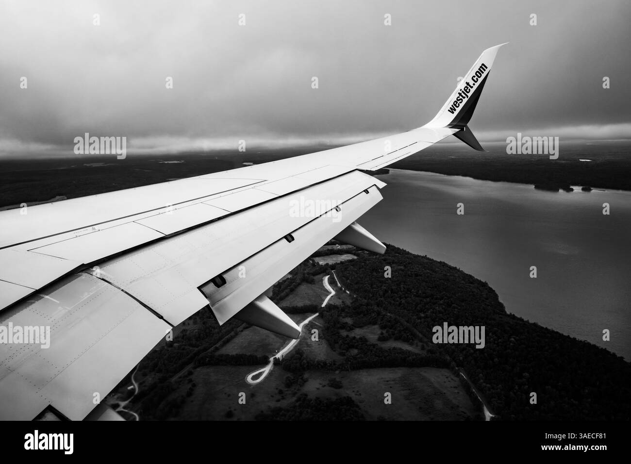 Blick auf einen See und die Landschaft von einem Flugzeug, das kurz vor ...