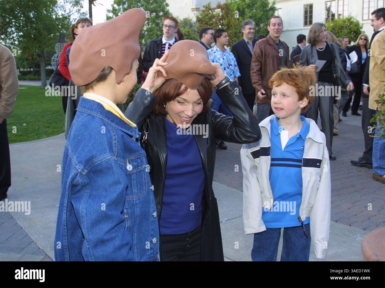 Dez. 2001; Los Angeles, CA, USA; Schauspielerin MARILU HENNER mit ihren Söhnen NICKY & JOE bei ...