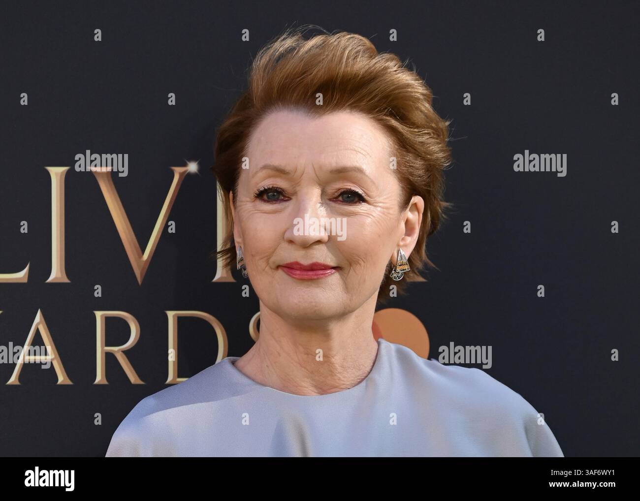 Lesley Manville nimmt 2025 mit Mastercard an den Olivier Awards in der ...