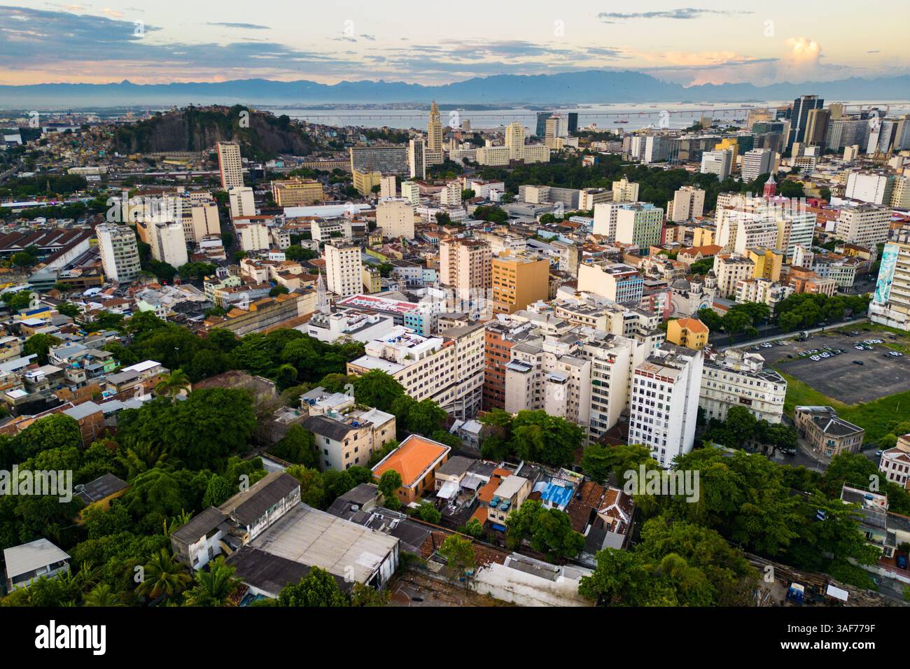 Blick aus der Vogelperspektive auf das Stadtzentrum von Rio de Janeiro ...