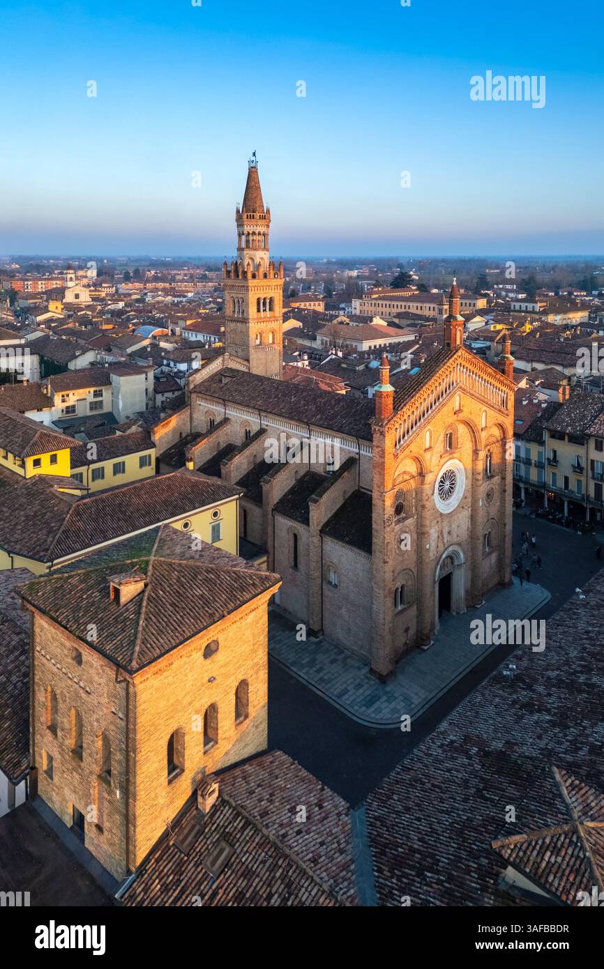 Blick aus der Vogelperspektive auf die Kathedrale von Crema und ...