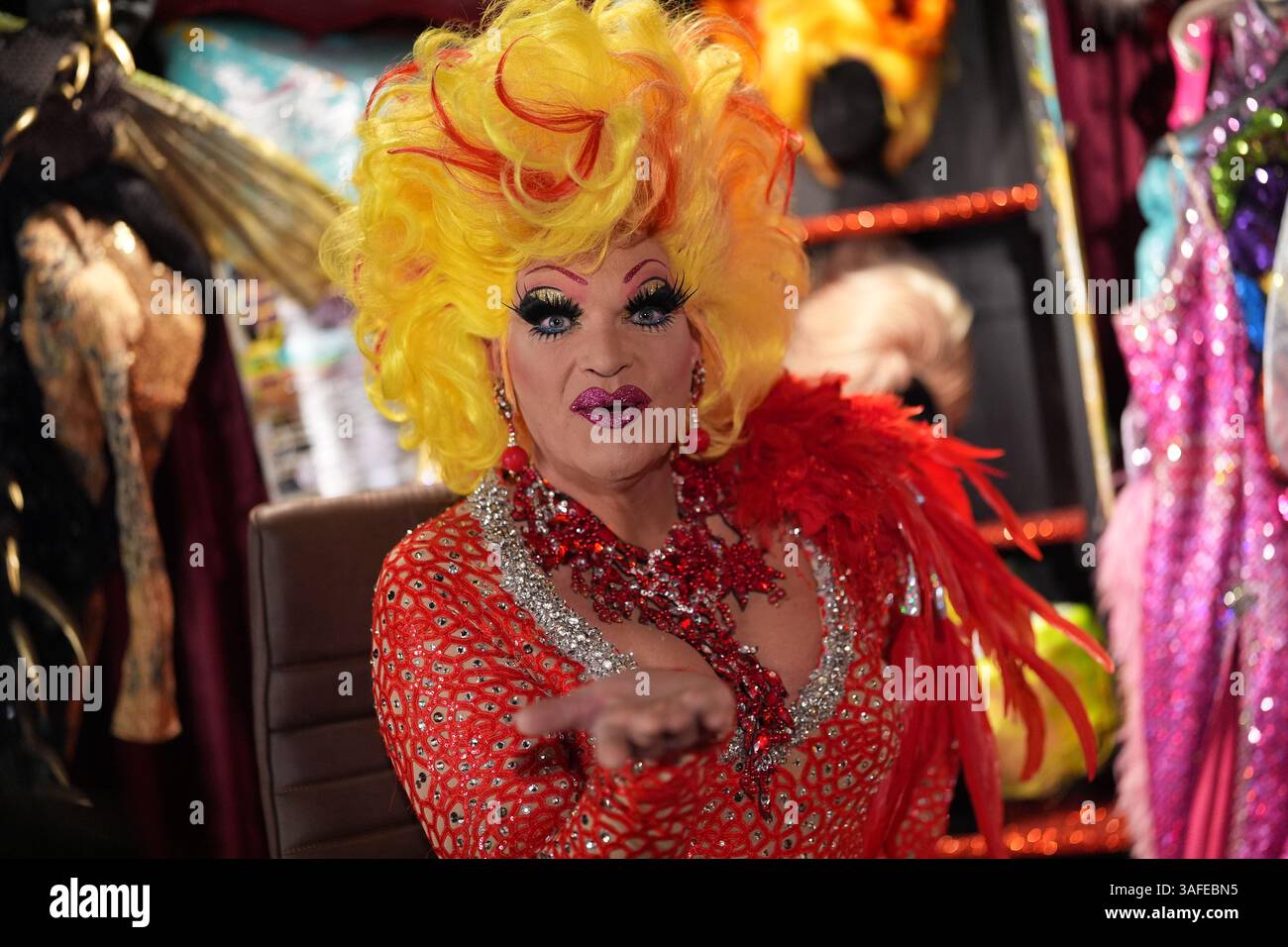 Hamburg, Deutschland. April 2025. Drag Queen Olivia Jones sitzt in ihrer Kostümgarderobe in der ...