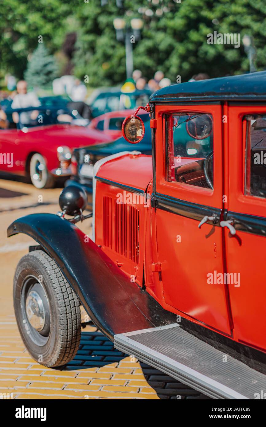 Auffällige rote Oldtimer-Show mit Retro-Autos. Oldtimer weckt Nostalgie ...