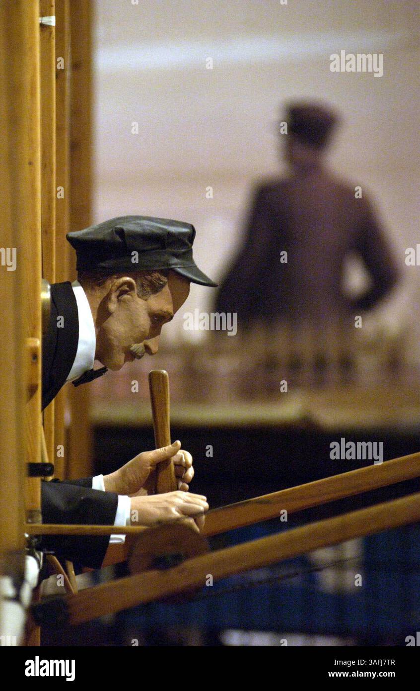 Der „Wright Flyer“ mit Orville Wright ist Teil der neuen Ausstellung ...