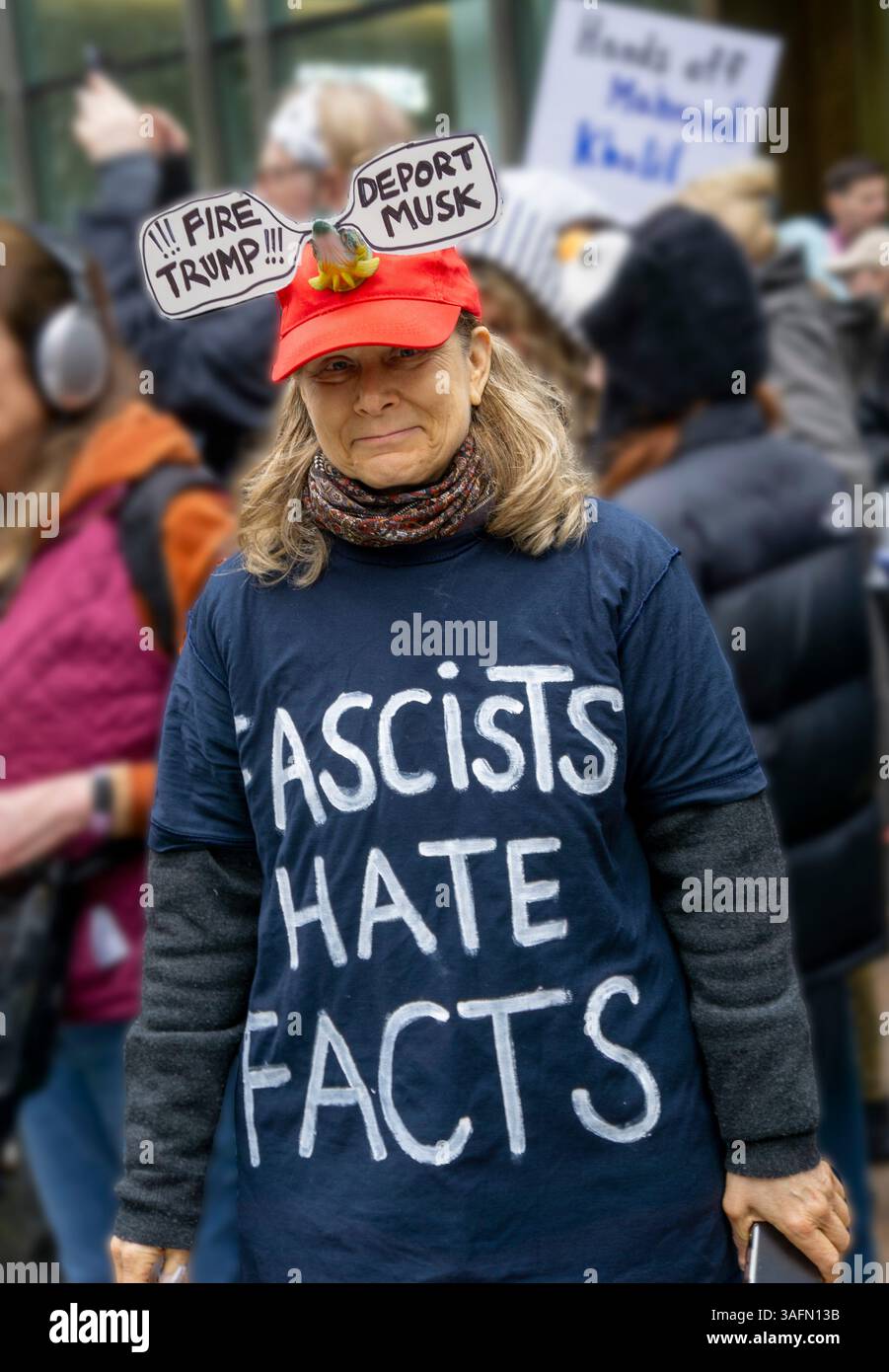 Demonstranten, die am „Hands Off“ National Day of Action Protest ...