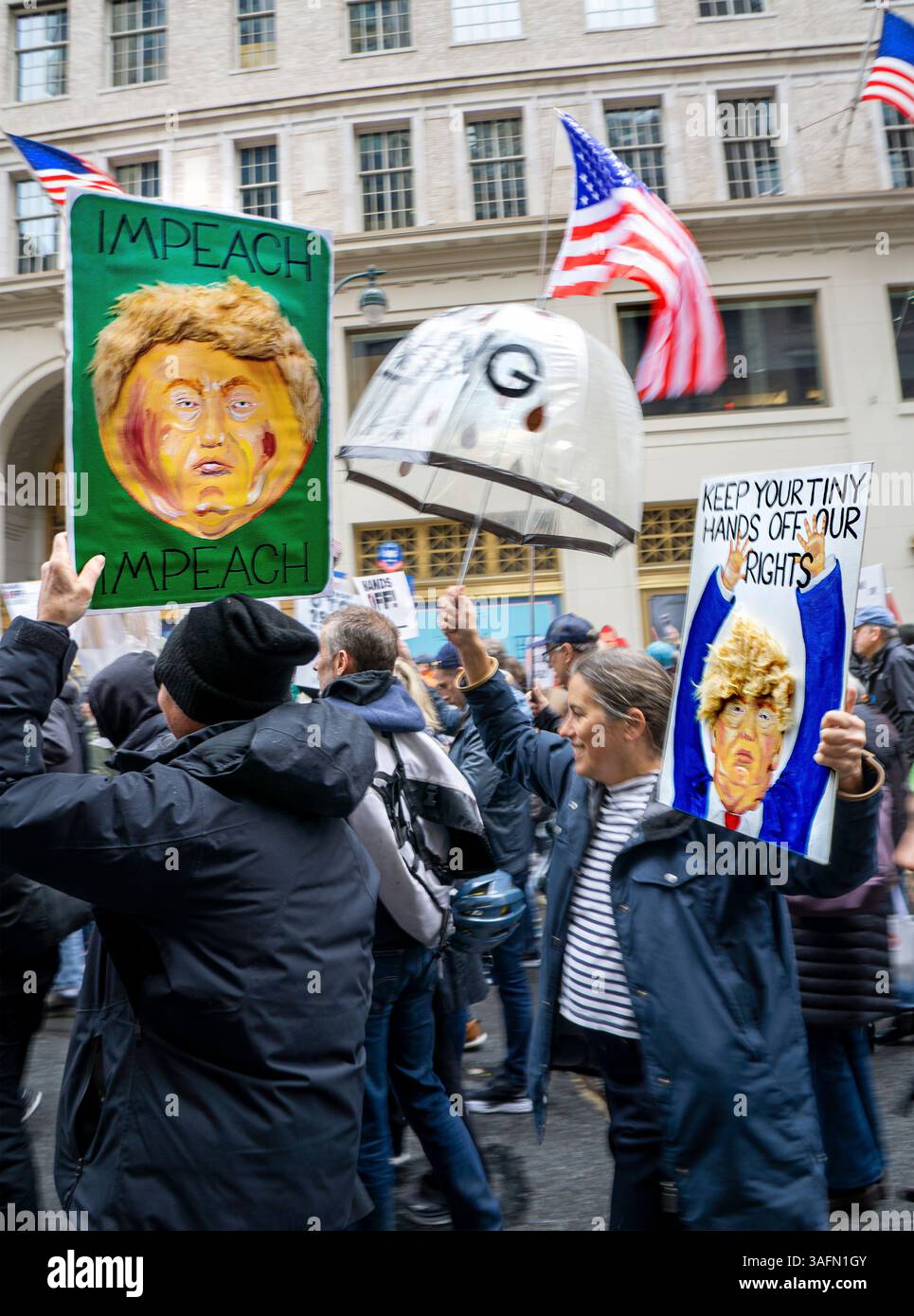Demonstranten, die am „Hands Off“ National Day of Action Protest ...