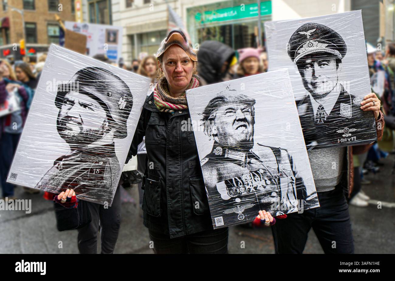Demonstranten, die am „Hands Off“ National Day of Action Protest ...