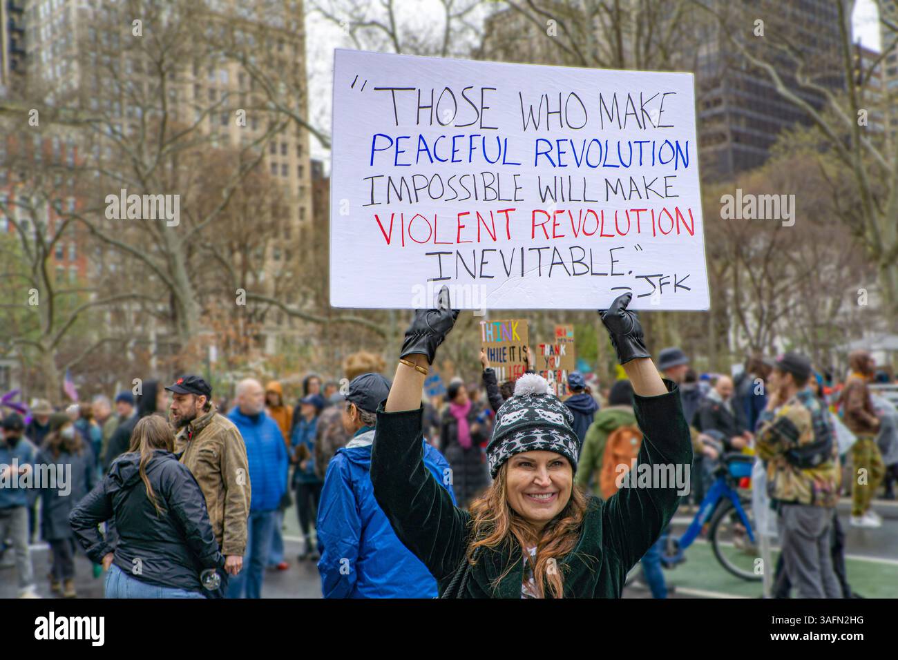 Demonstranten, die am „Hands Off“ National Day of Action Protest ...
