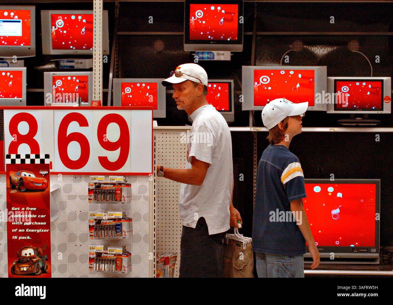 1- BILDUNTERSCHRIFT: (03/27/2006 St. Petersburg). Das Target-Logo ...