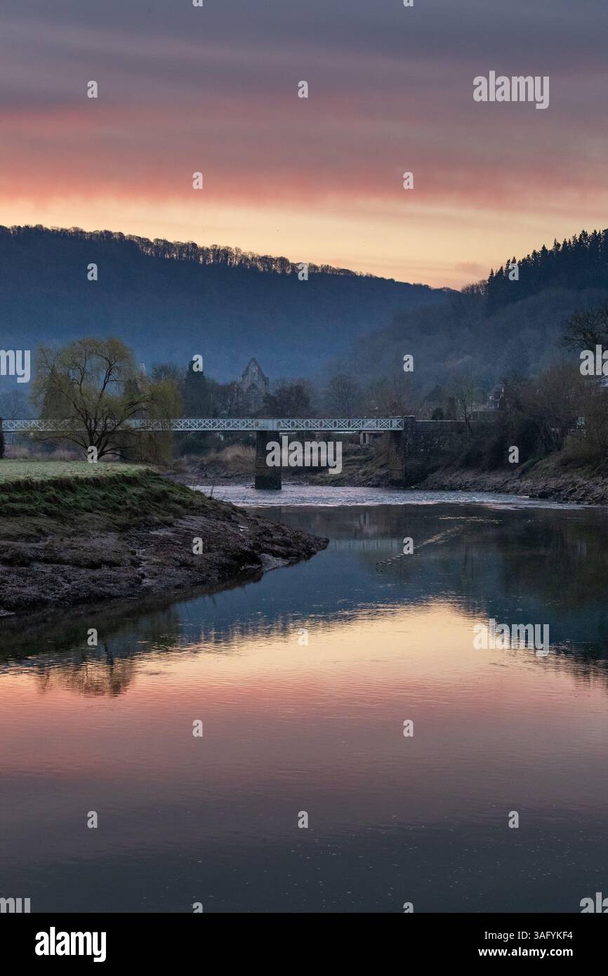 Die Old Wireworks Tramway Bridge überquert den Fluss Wye bei Tintern ...