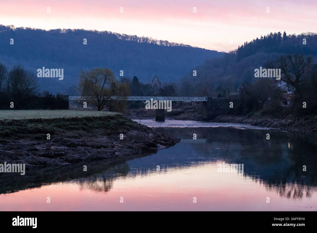 Die Old Wireworks Tramway Bridge überquert den Fluss Wye bei Tintern ...