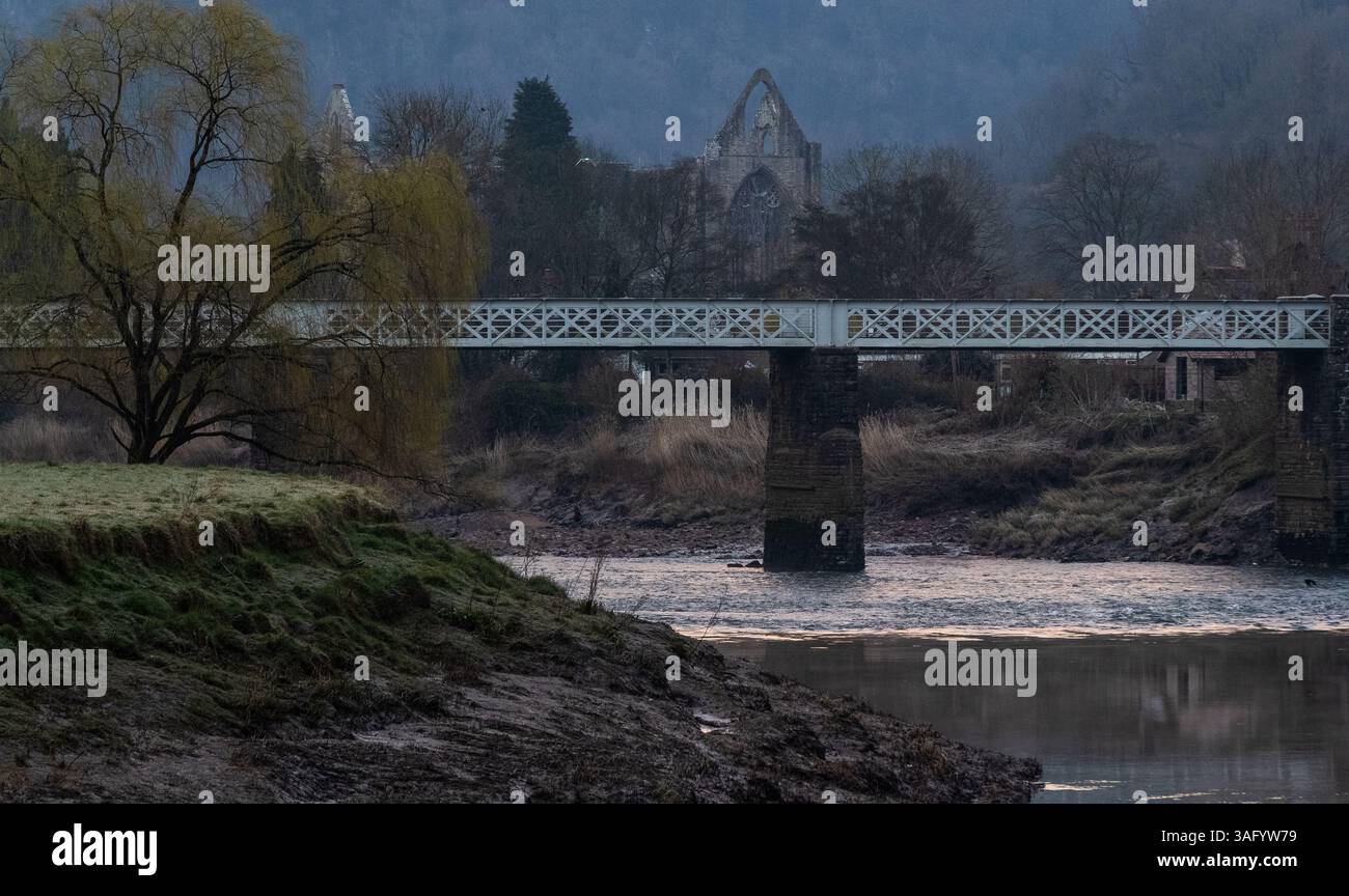 Die Old Wireworks Tramway Bridge überquert den Fluss Wye bei Tintern ...