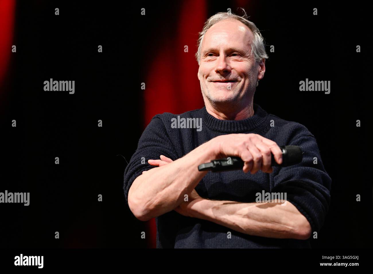 Würmer, Deutschland. April 2025. Schauspieler Wolfram Koch steht auf ...