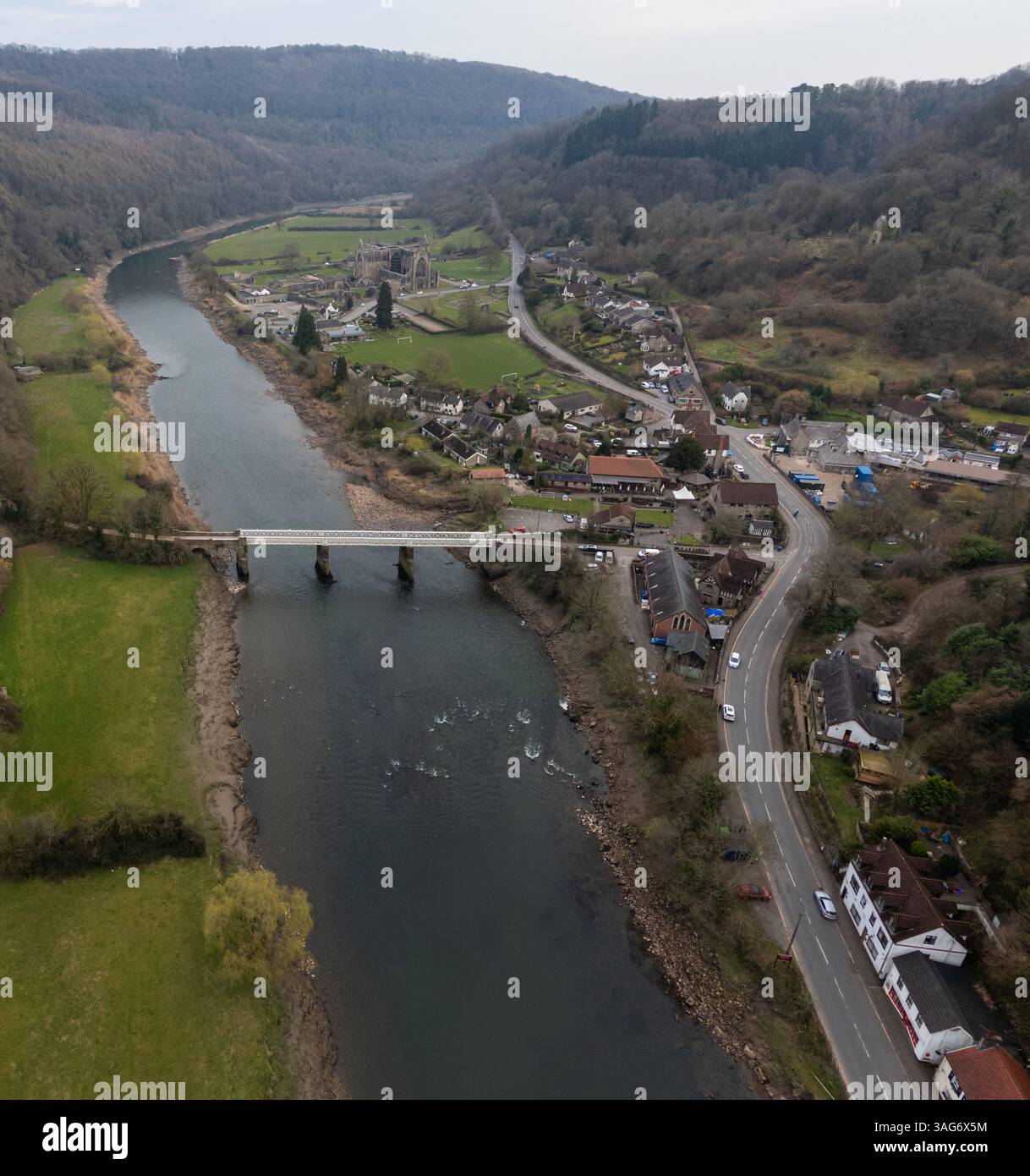 Die Old Wireworks Tramway Bridge überquert den Fluss Wye bei Tintern ...