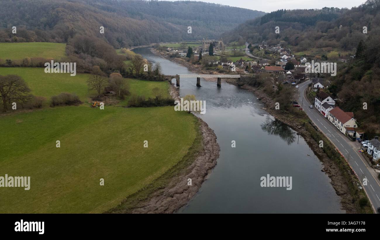 Die Old Wireworks Tramway Bridge überquert den Fluss Wye bei Tintern ...