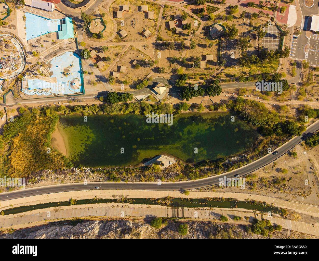 Luftaufnahme des La Sauceda Wetland Urban Forest in Hermosillo, Mexiko ...