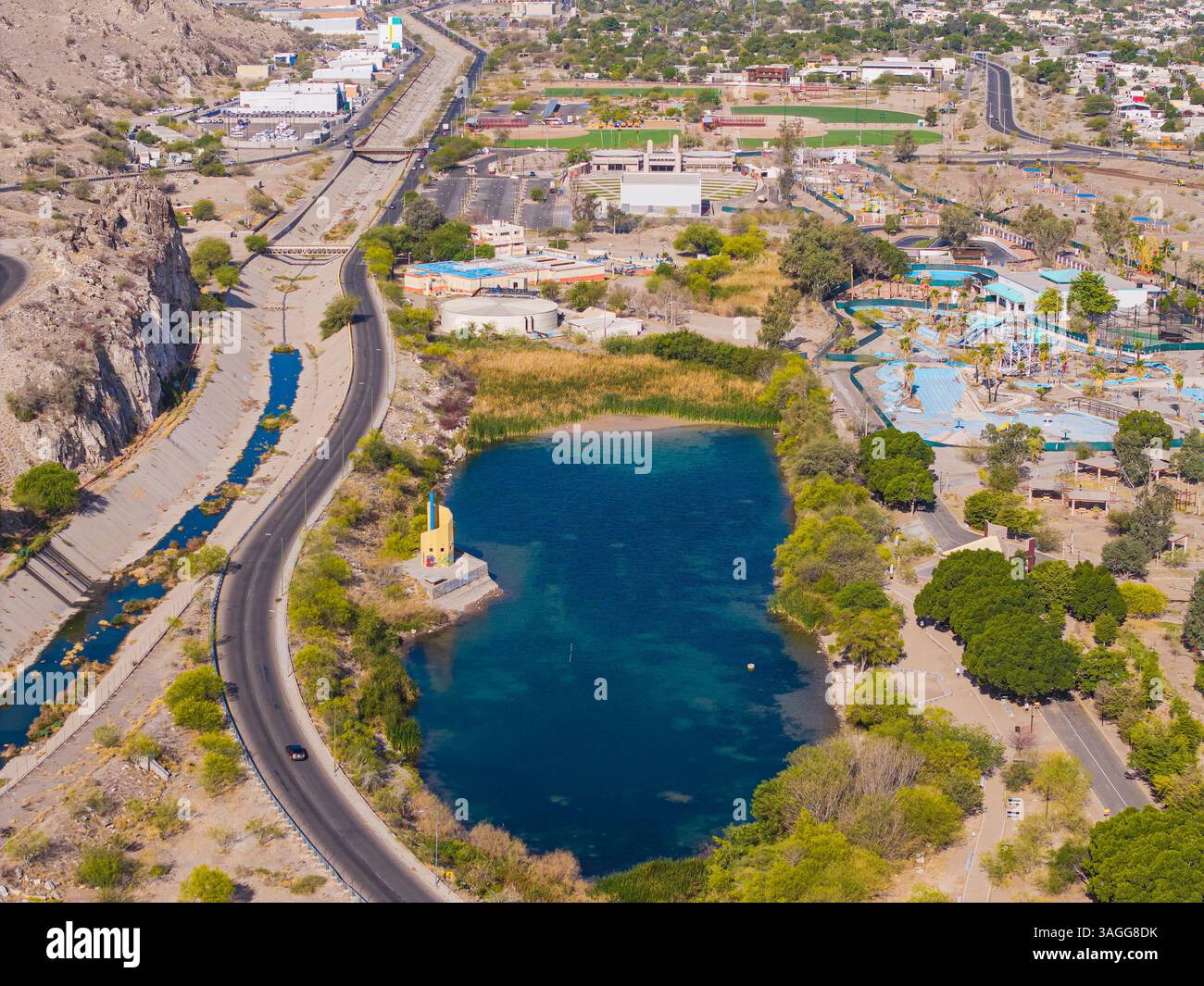 Luftaufnahme des La Sauceda Wetland Urban Forest in Hermosillo, Mexiko ...