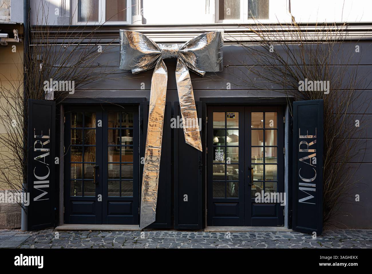 Lemberg, Ukraine - 07. April 2025: Bezaubernde Micare-Storefront mit ...