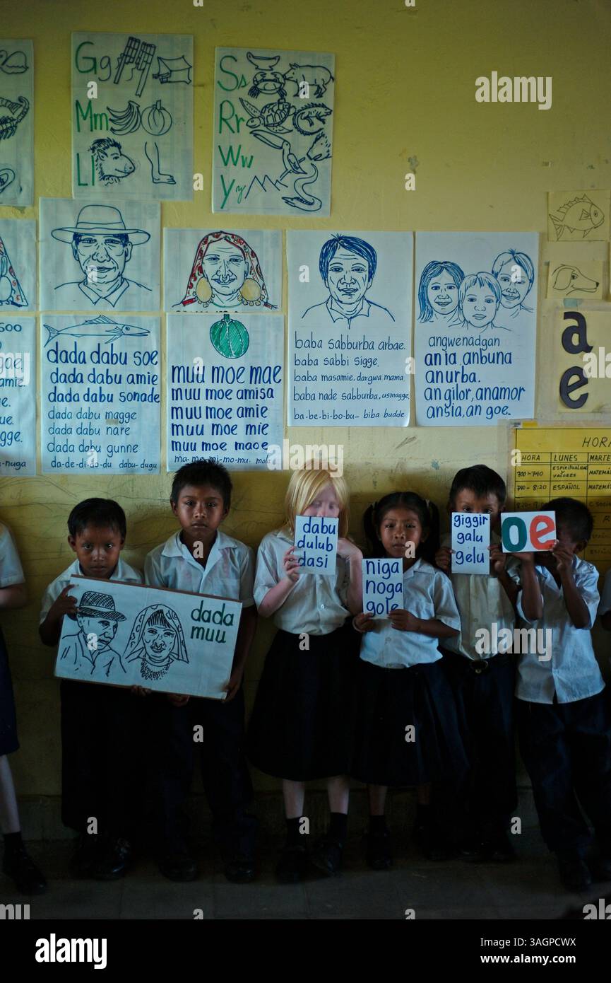 23. Juli 2012: Ustupu, San Blas Archipel, Panama: Guna-indigene Schüler ...