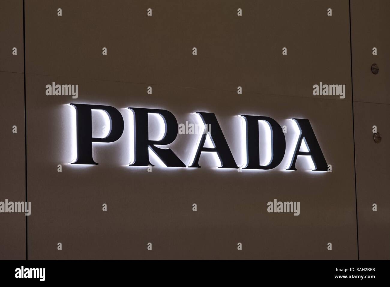 SHANGHAI, CHINA - 9. APRIL 2025 - Ein PRADA Flagship Store in Shanghai ...