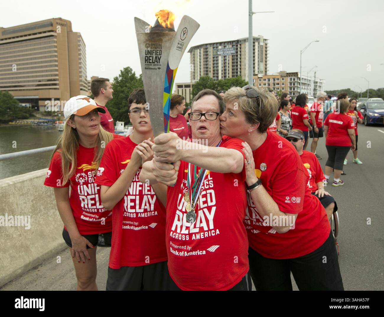 22. Juni 2015: Austin, TX, USA – Allan Cole, 54, trägt die Fackel der ...