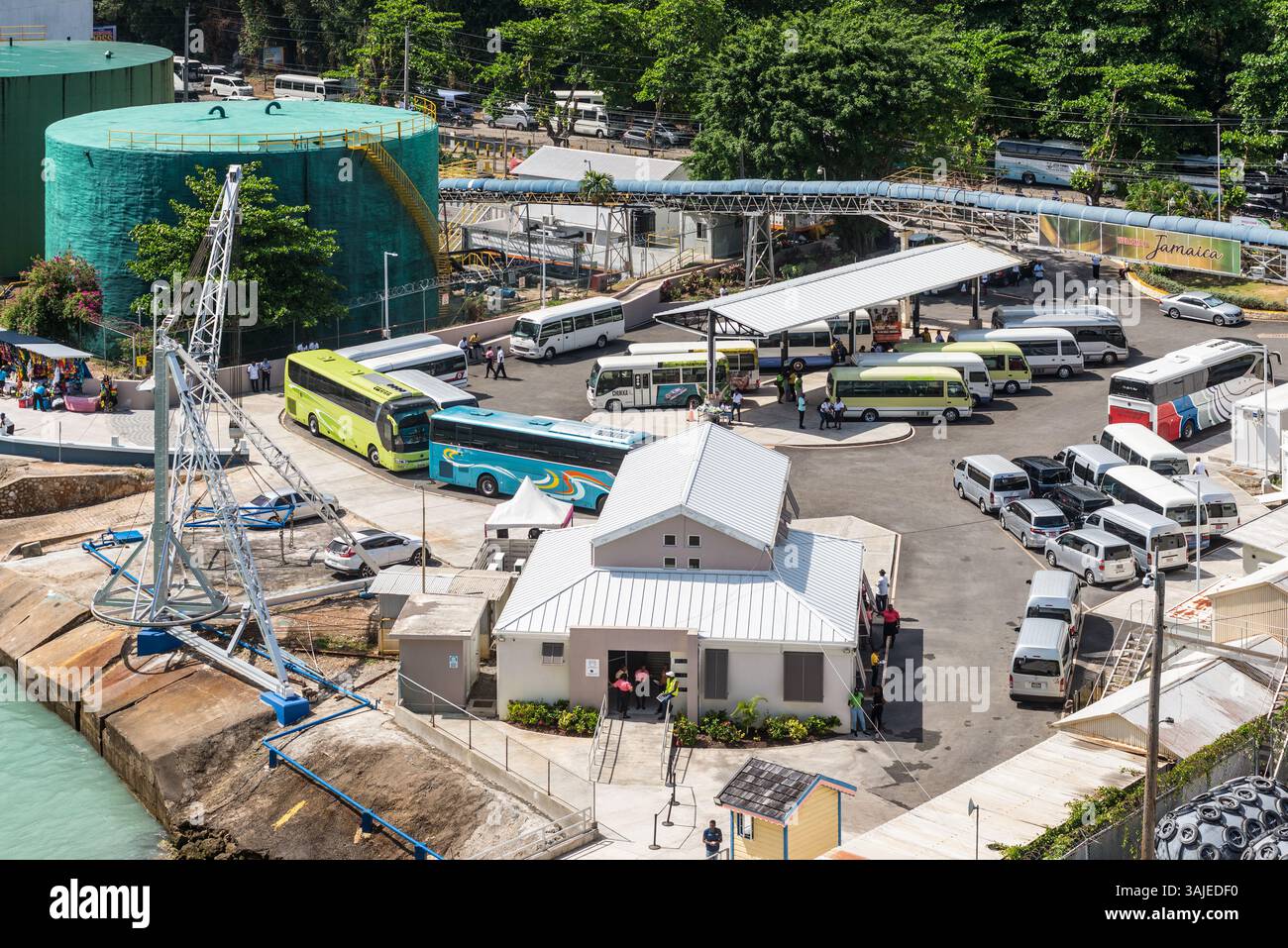 Ocho Rios, Jamaika - 9. April 2024: Busbahnhof am Kreuzfahrthafen Ocho Rios in Jamaika. Derzeit ...