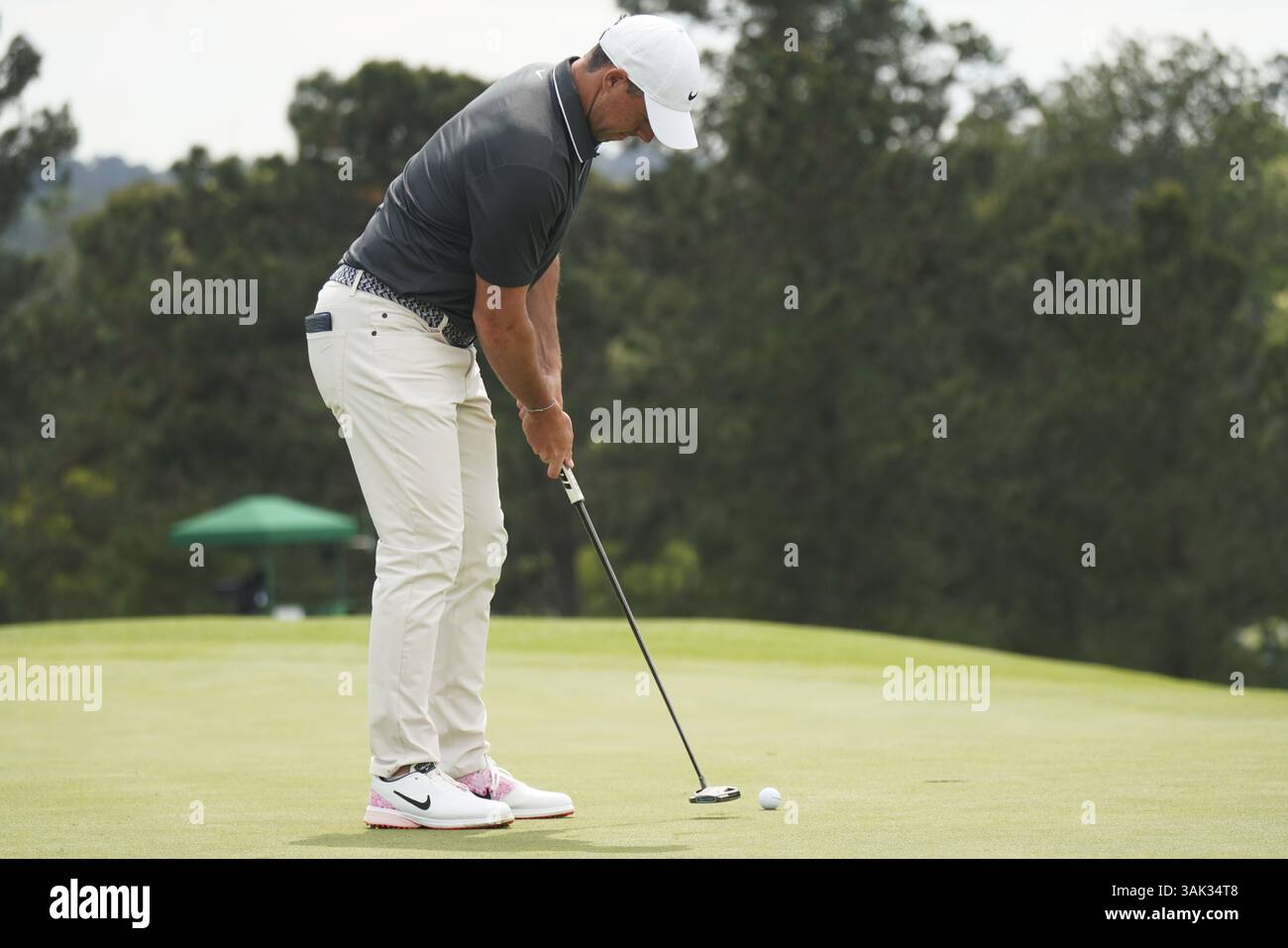 Augusta, USA. April 2025. Rory McIlroy aus Nordirland trifft seinen ...