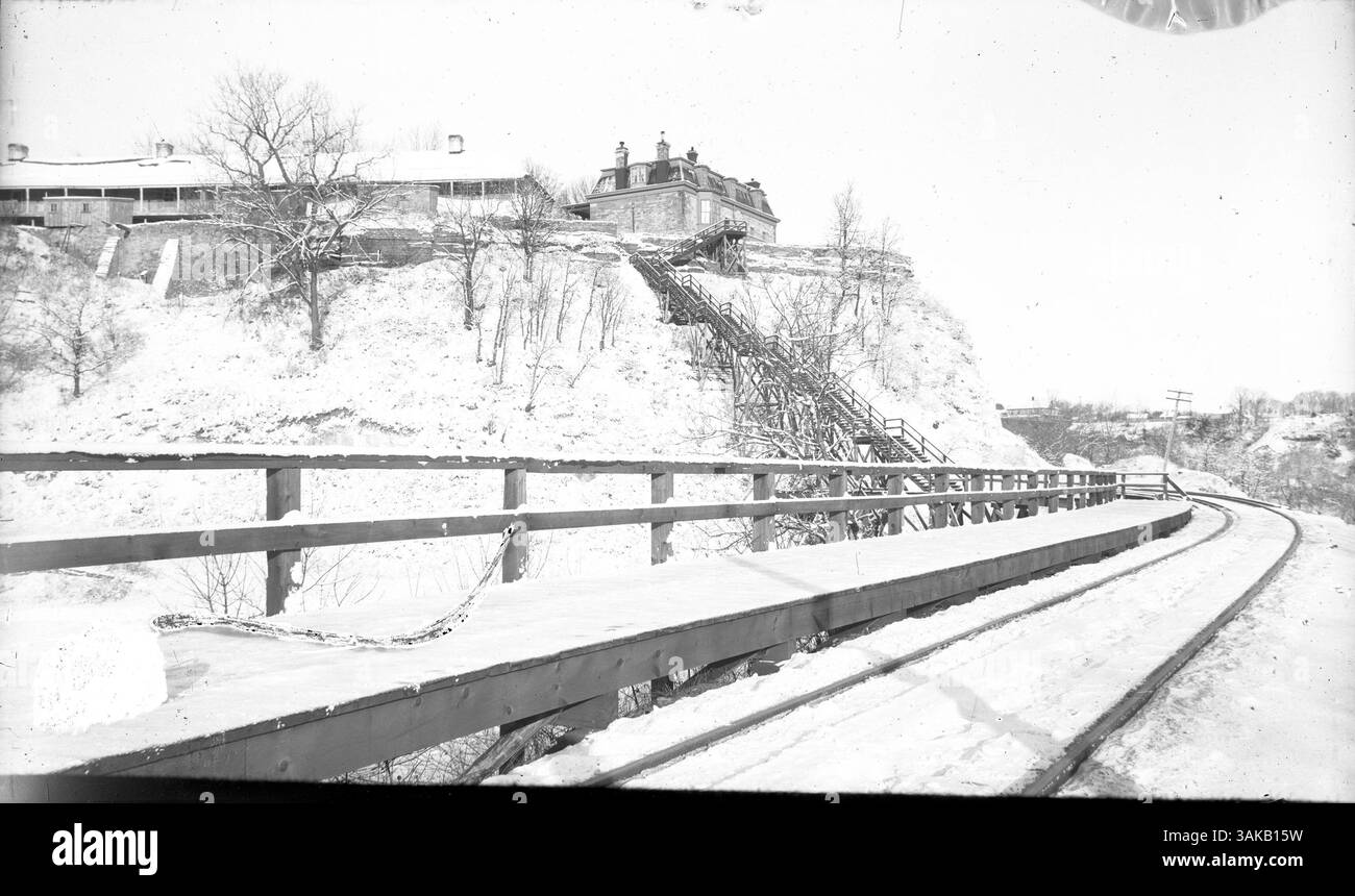 Dieses Foto zeigt Fort Snelling mit Stufen, die zu den Eisenbahngleisen ...