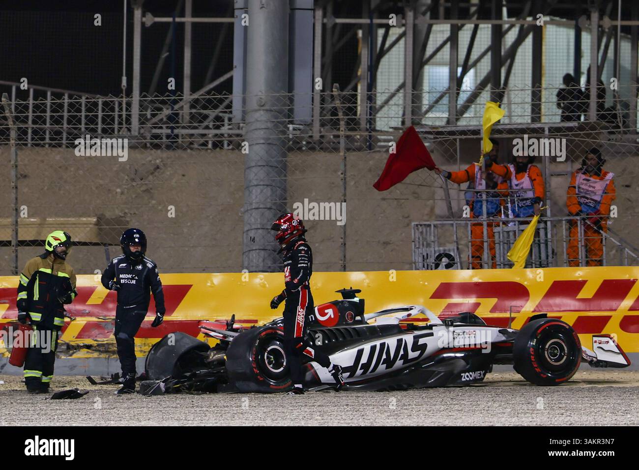 Sakhir, Bahrain. April 2025. Der französische Haas-Fahrer Esteban Ocon verlässt das Auto ...