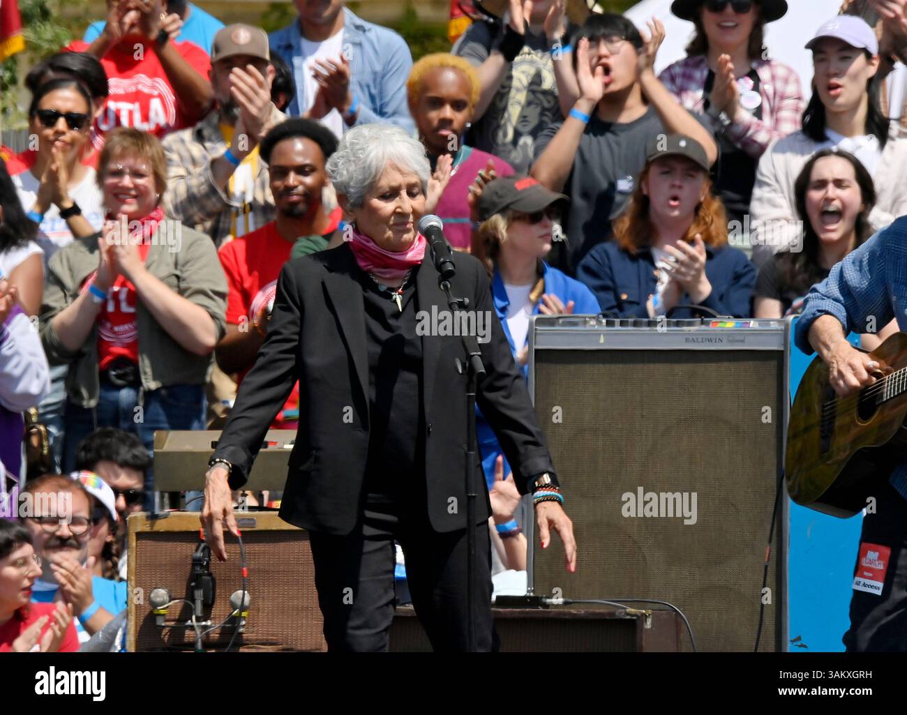 Los Angeles, Usa. April 2025. Sänger Joan Baez tritt am Samstag, den 12 ...