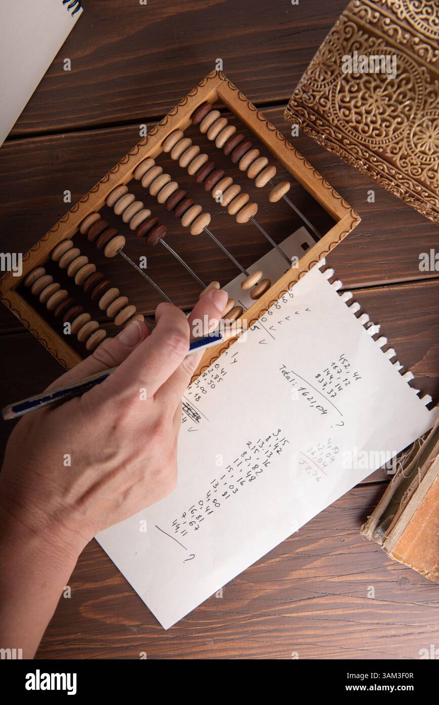 Vintage-Ton von Menschenhänden, die mit altem Abacus und Hold ...