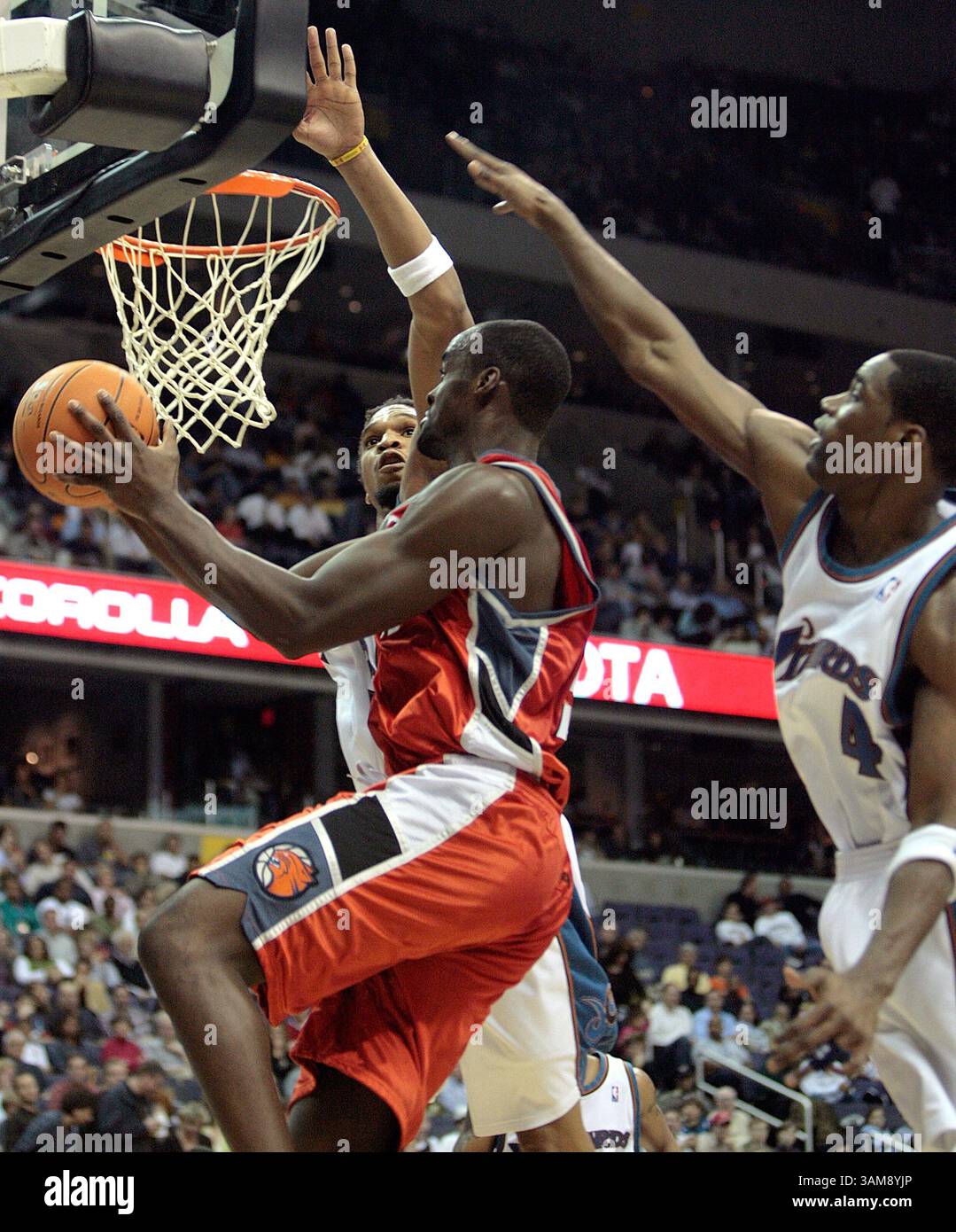 1. Dezember 2006: Charlotte Bobcats Emeka Okafor (50) fährt zum Korb ...