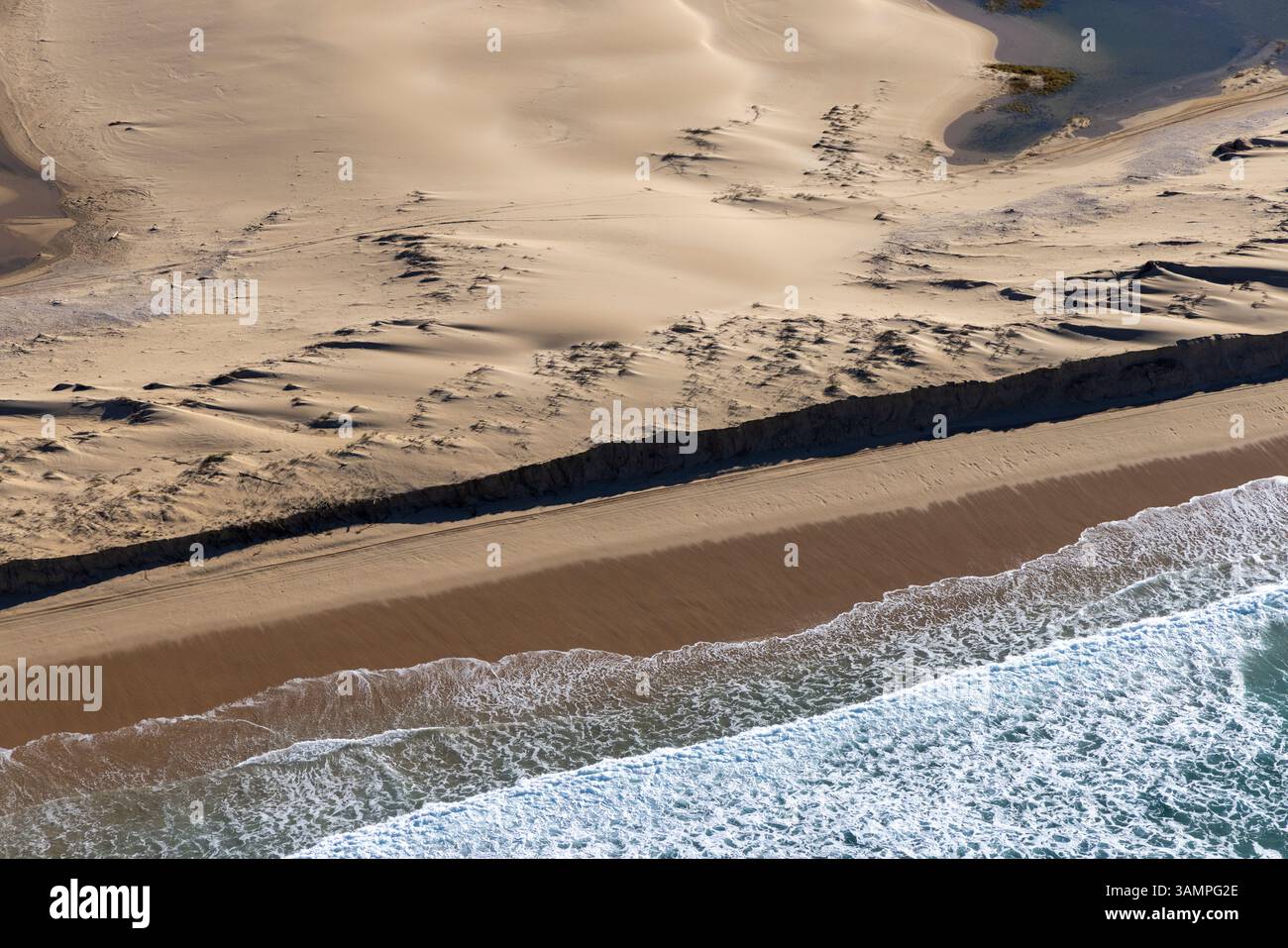 Blick aus der Vogelperspektive auf den wunderschönen Stockton Beach mit ...